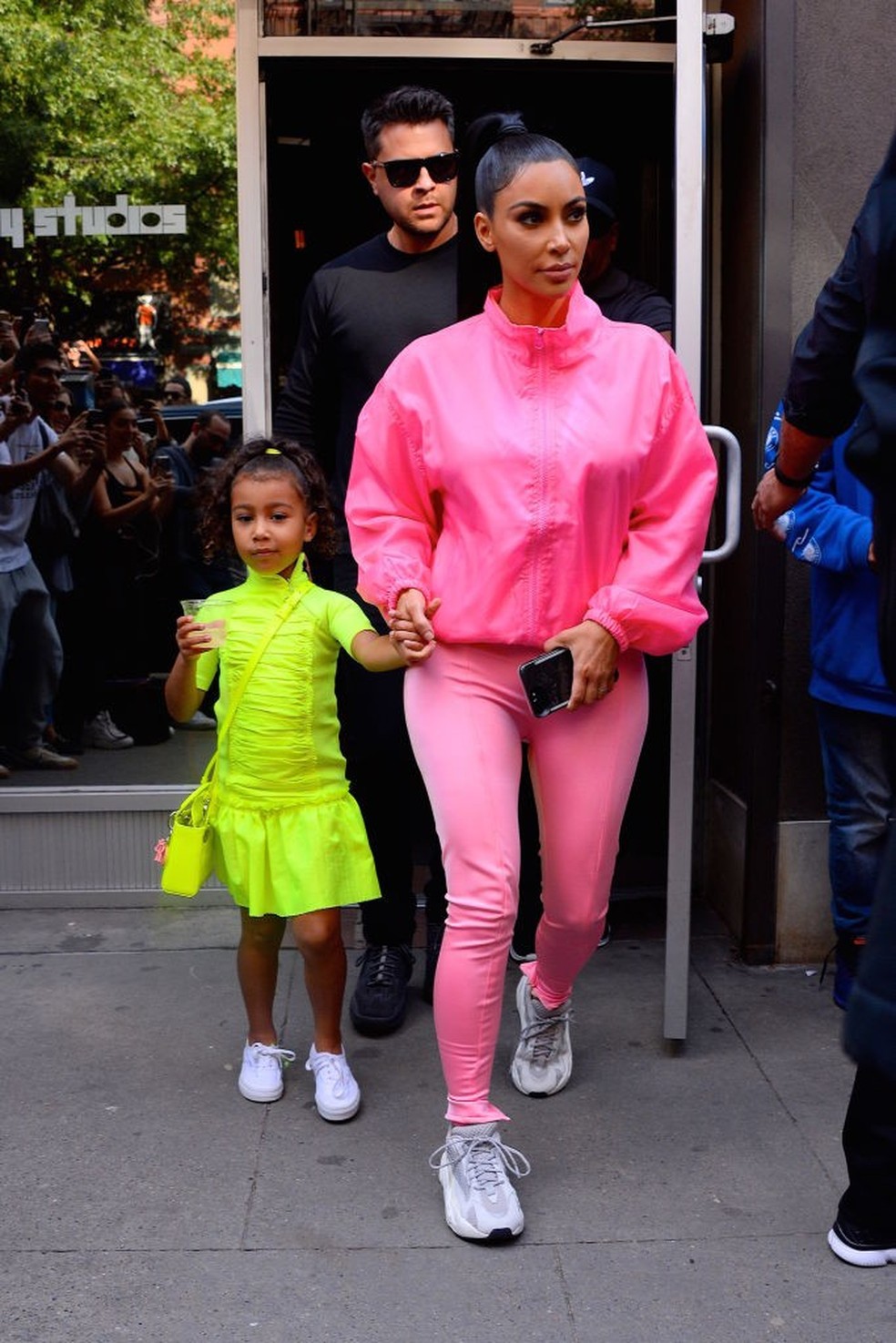 North West faz 7 anos e coleciona os melhores looks que você verá hoje