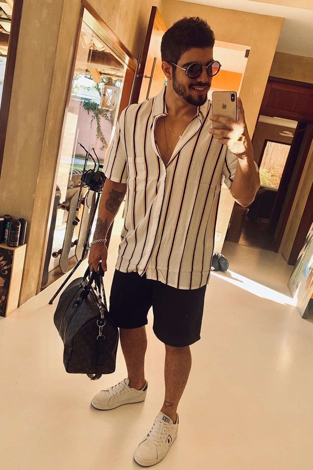 Caio Castro posa cheio de estilo e recebe chuva de elogios: 'Crush supremo'