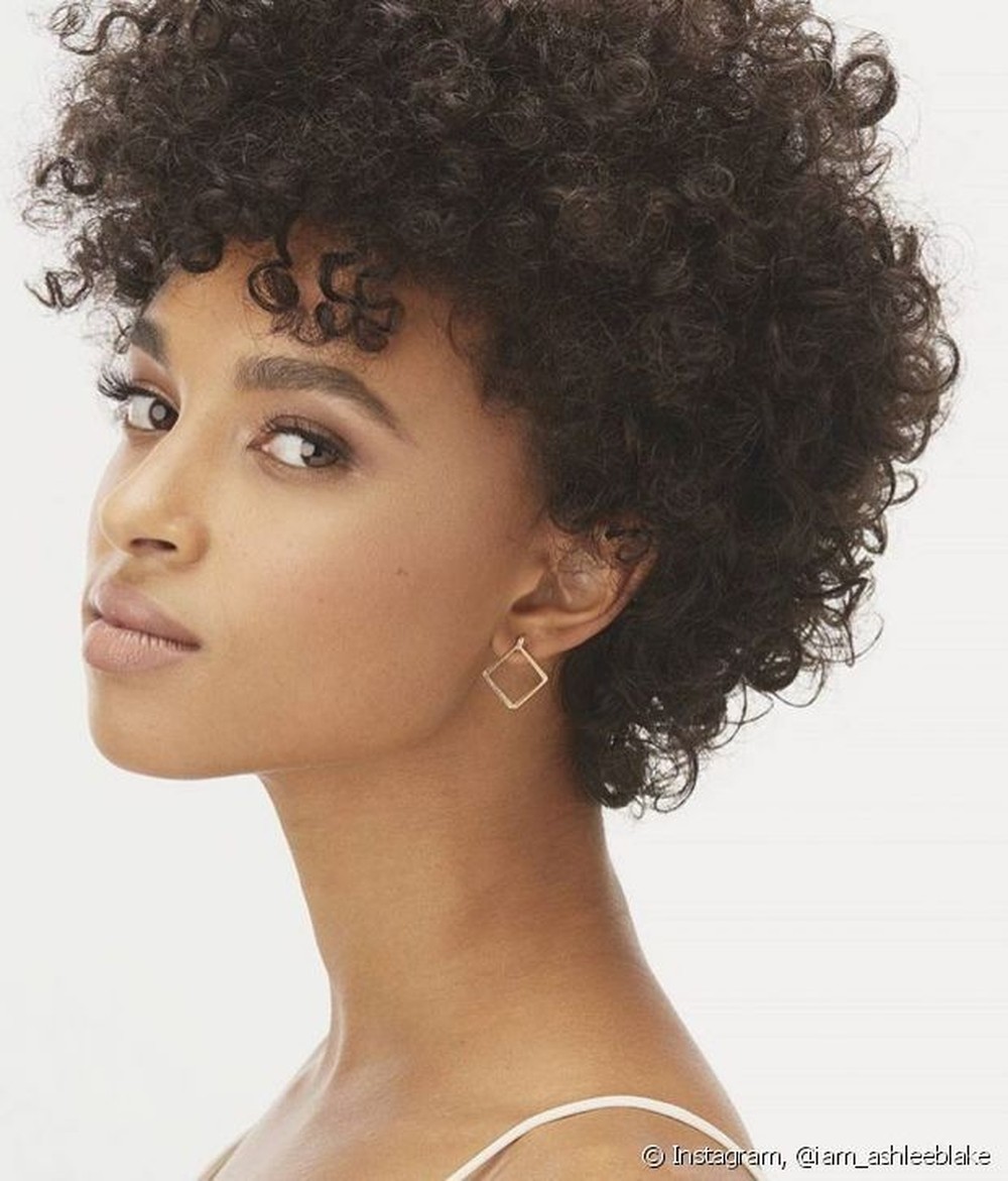 10 ideias de cortes para cabelo curto cacheado