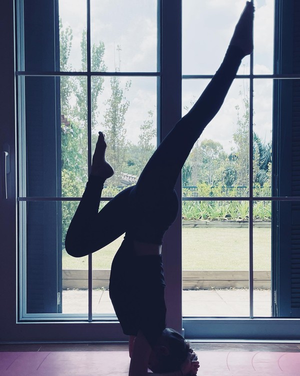 Sandy impressiona web com postura de yoga: 'O feminino que existe em ...
