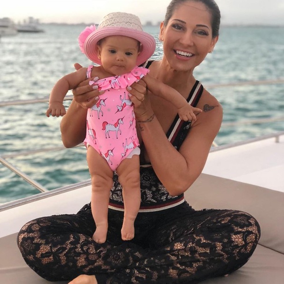 Mayra Cardi mostra fotos de passeio de barco com Sophia e Arthur Aguiar