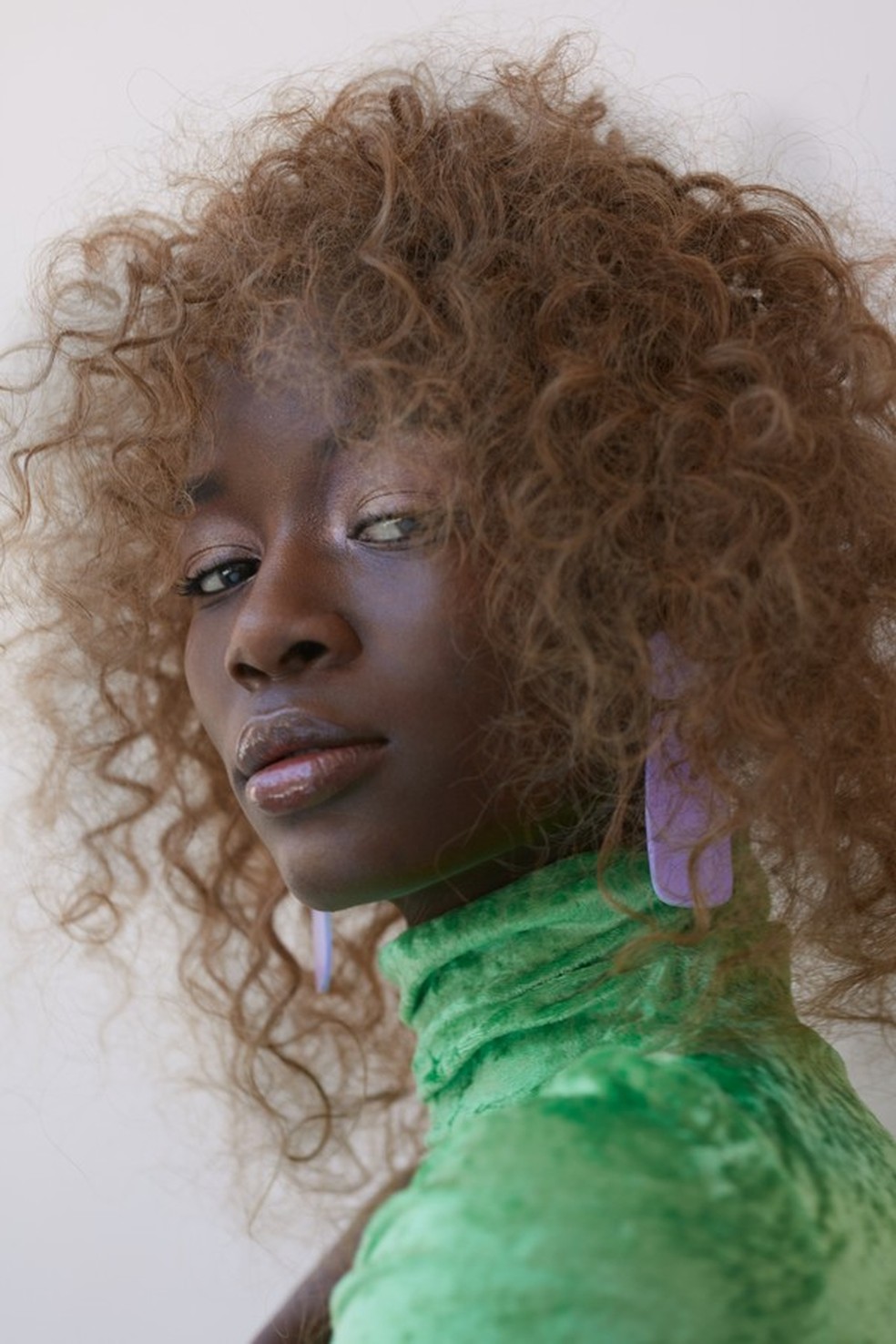 6 maneiras de incorporar cor no make para pele negra