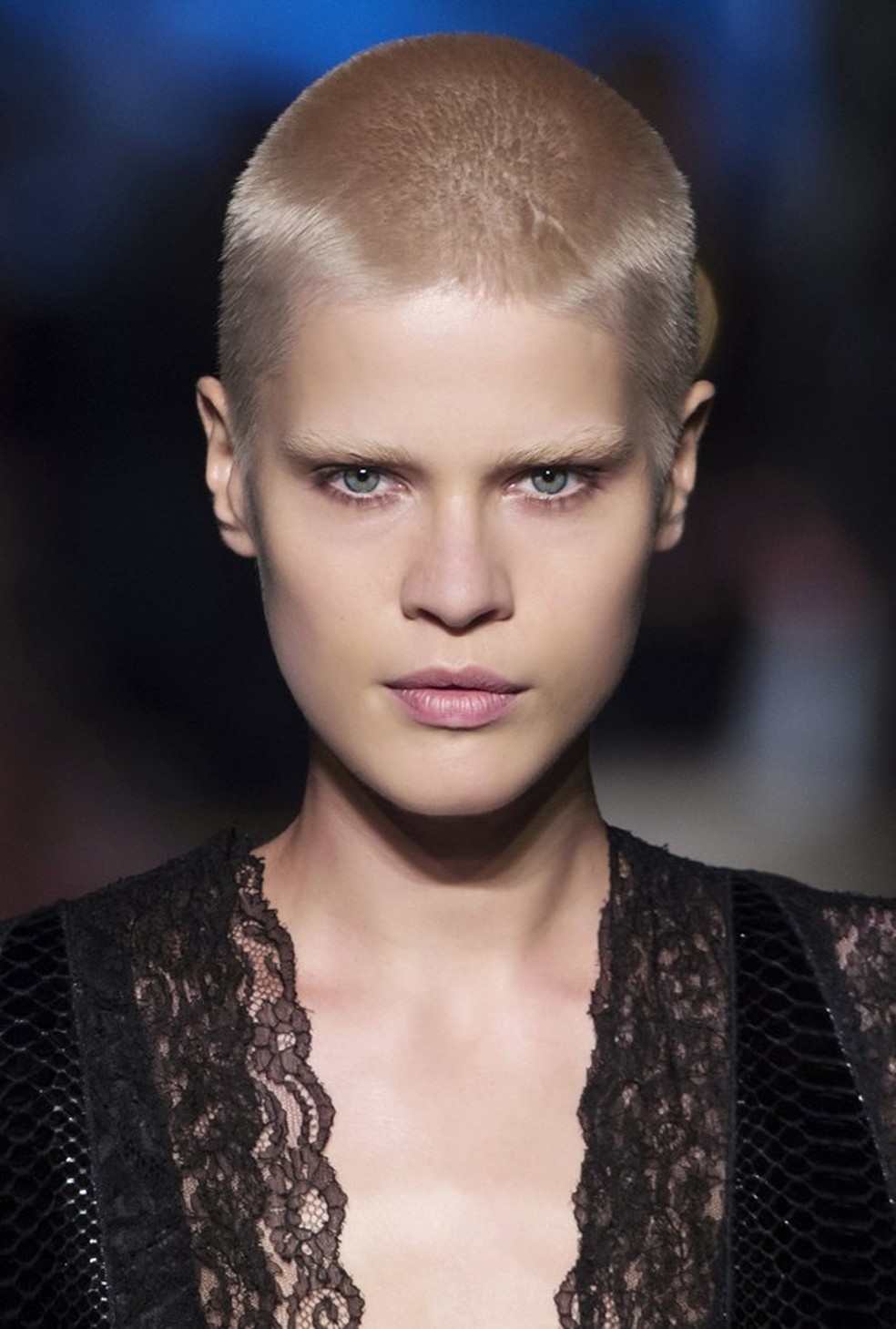 Modelos de cabelo raspado estão dominando as passarelas