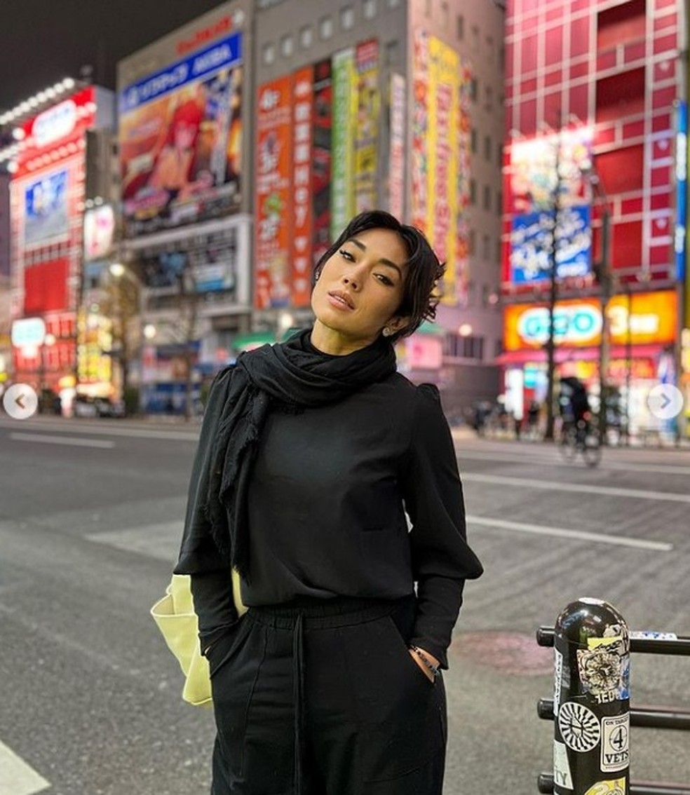 Danni Suzuki abre álbum de fotos em Tóquio com direito a luta de sumô