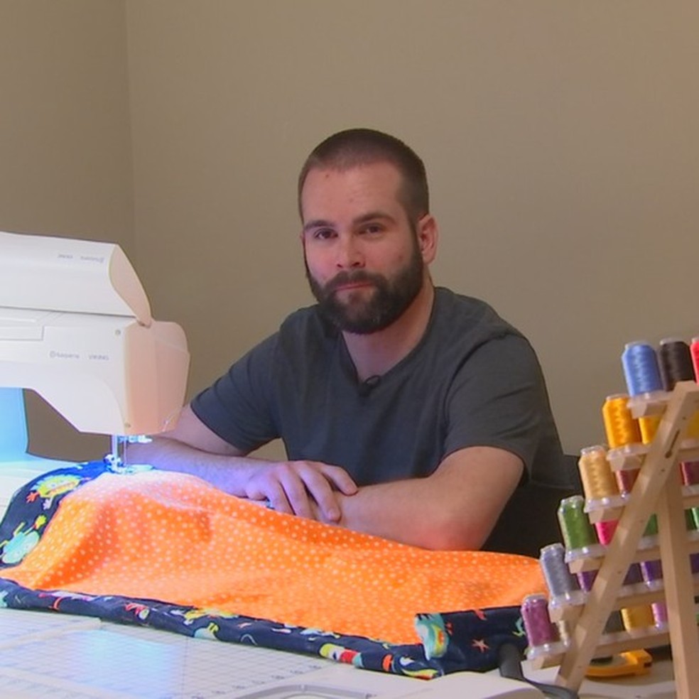 Obstetra faz mantas para os bebês que ajuda a trazer ao mundo