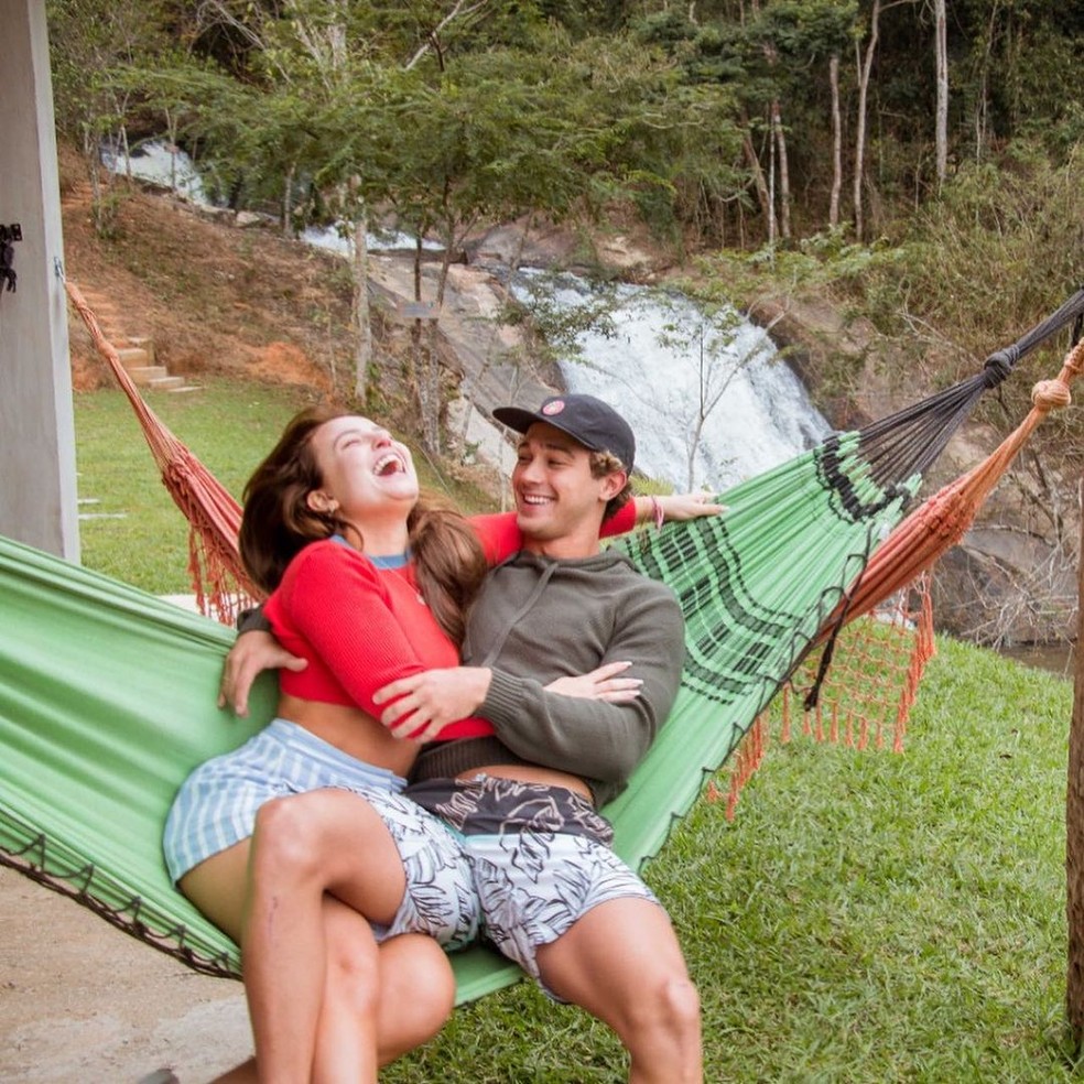 Larissa Manoela comemora aniversário de namoro e declara: 'A vida é colorida e divertida'