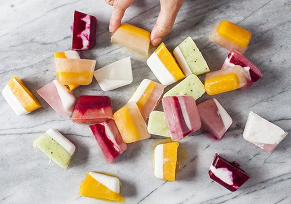 Como fazer gelos diferentões e deixar seu drink mais divertido