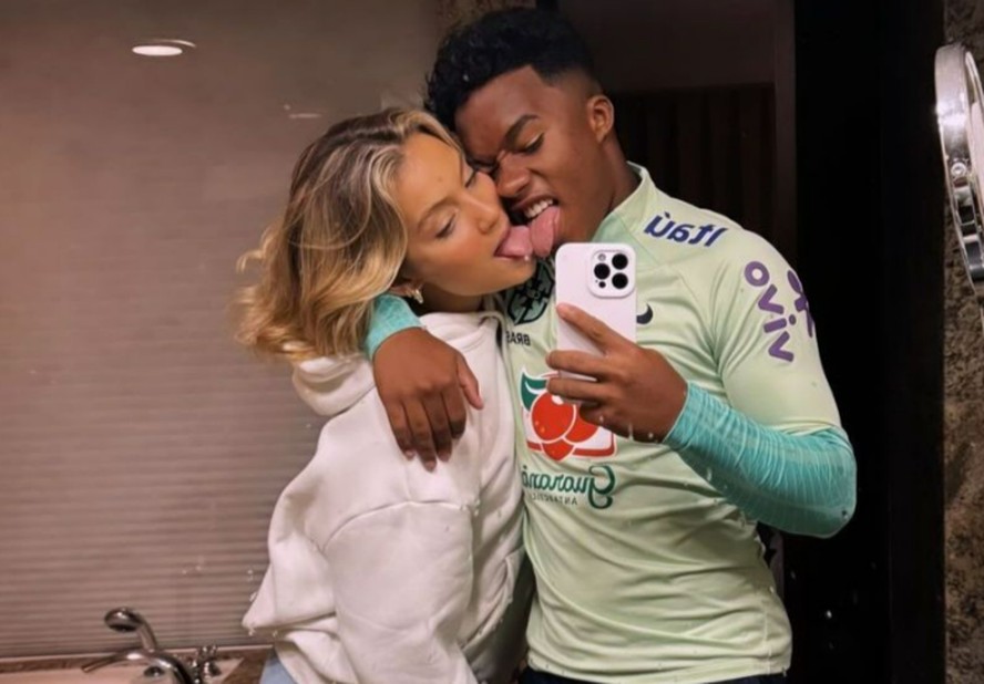 Gabriely Miranda posa com Endrick e se declara: 'Te amo'