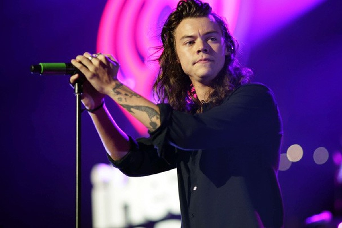Harry Styles divulga a capa e data de lançamento de primeiro disco solo