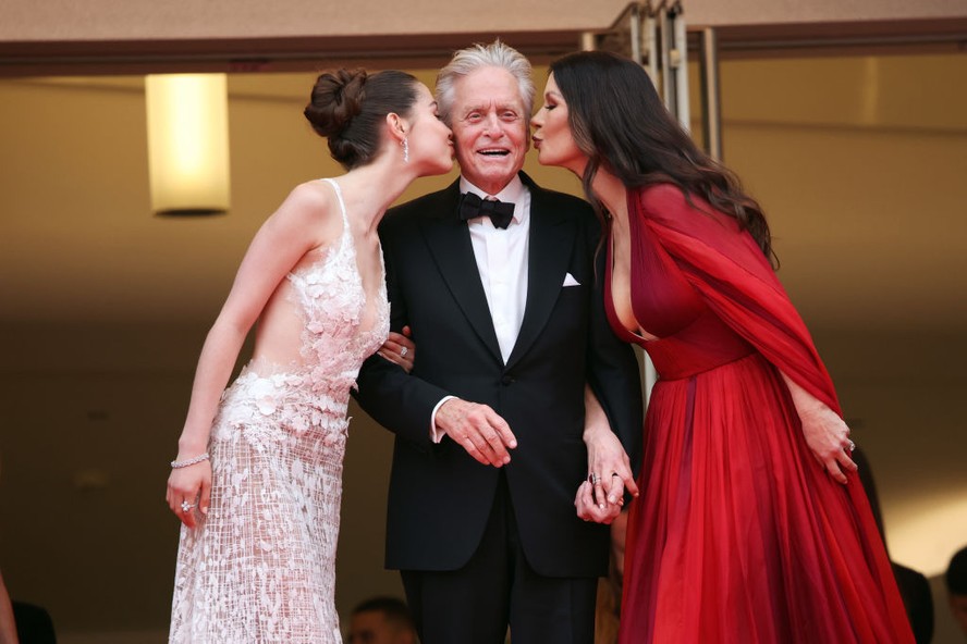 Festival de Cannes 2023: Catherine Zeta-Jones e filha brilham na companhia de Michael Douglas no ...