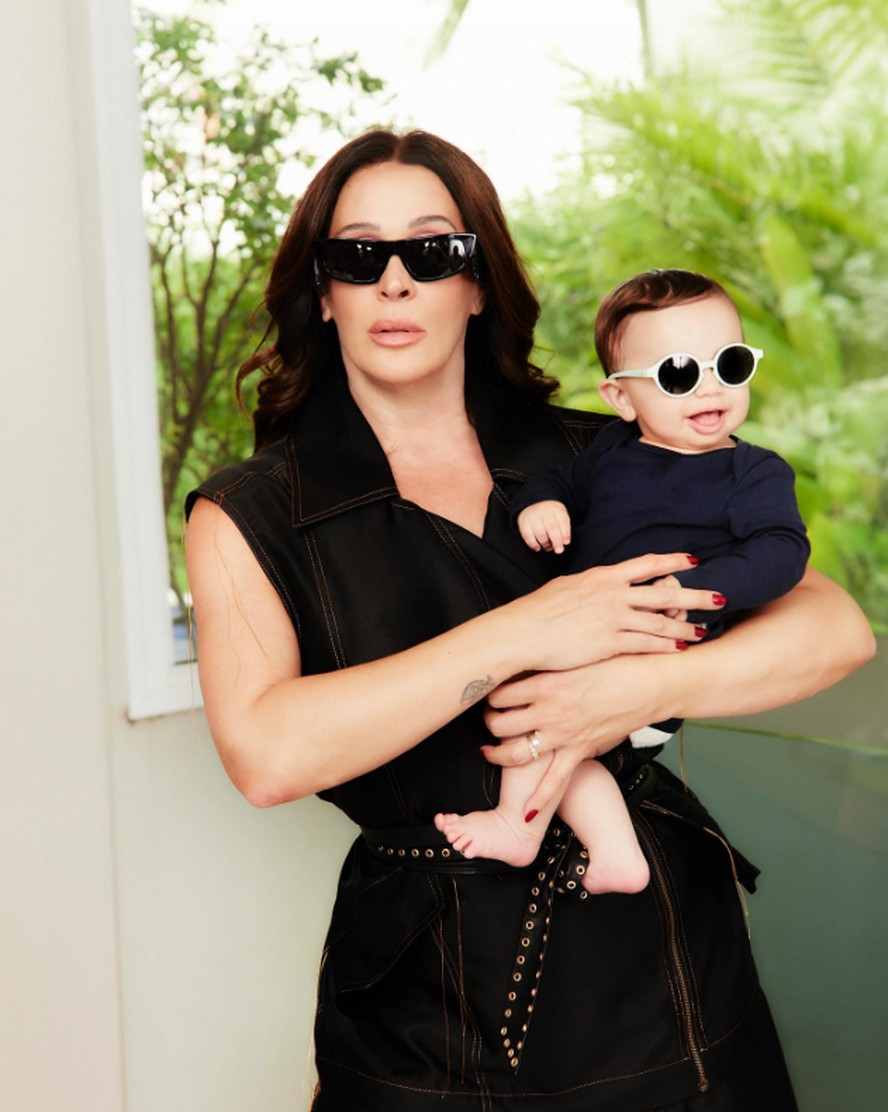 Claudia Raia encanta com clique fashionista com Luca
