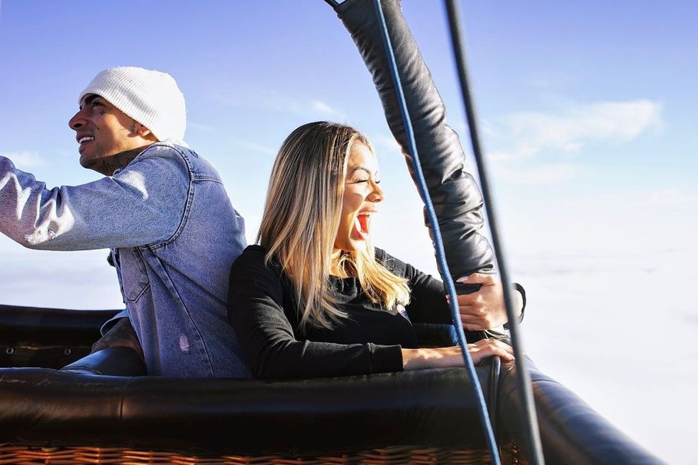 Lexa curte romance com Mc Guimê durante passeio de balão