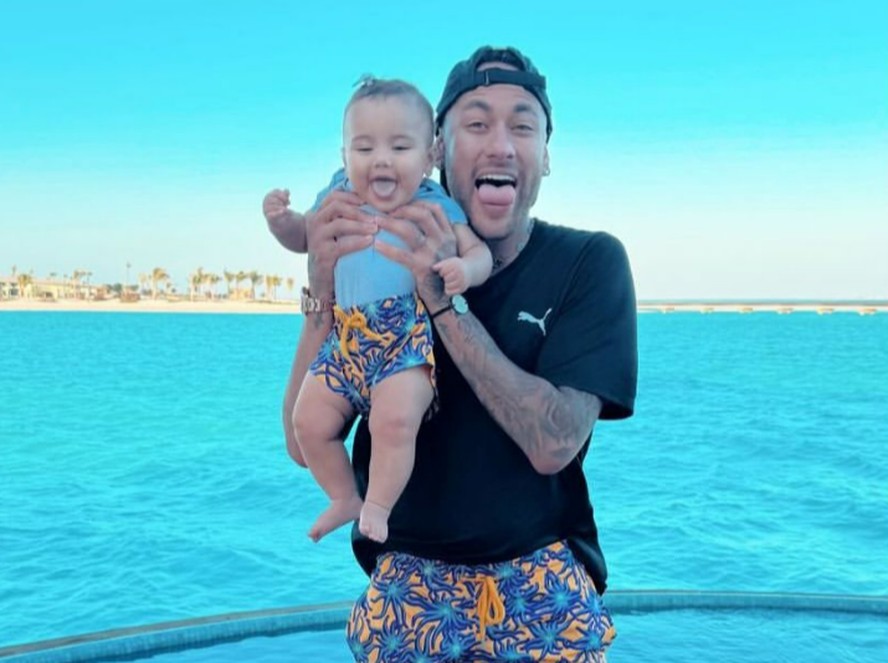 Em dia de descanso, Neymar posta foto divertida com Mavie