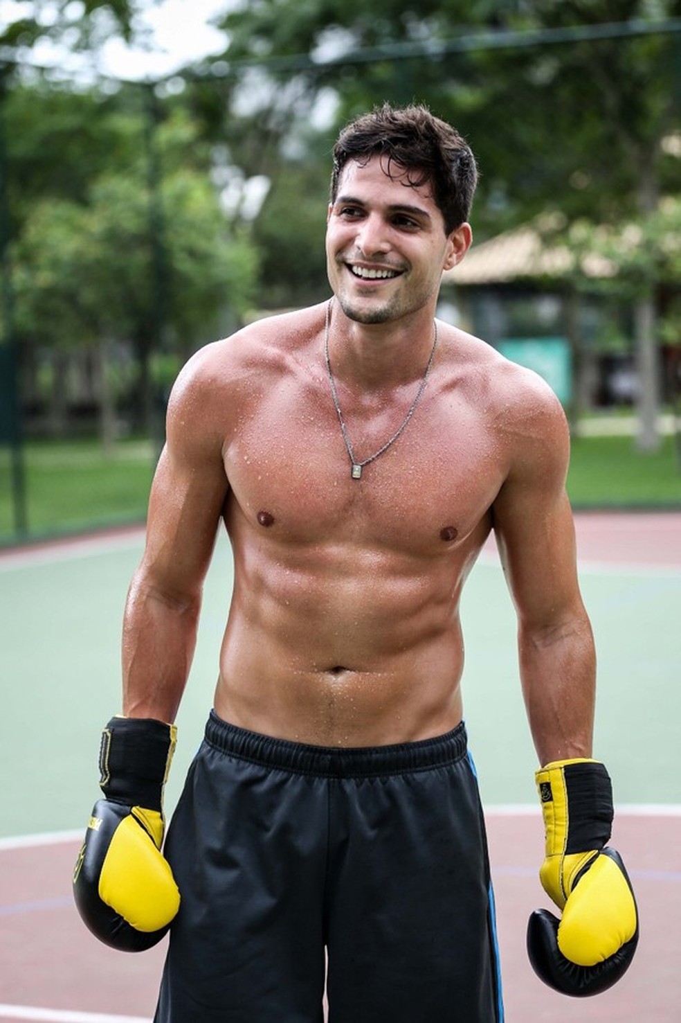 André Martinelli revela intimidades à Glamour. 'Durmo só de cueca'