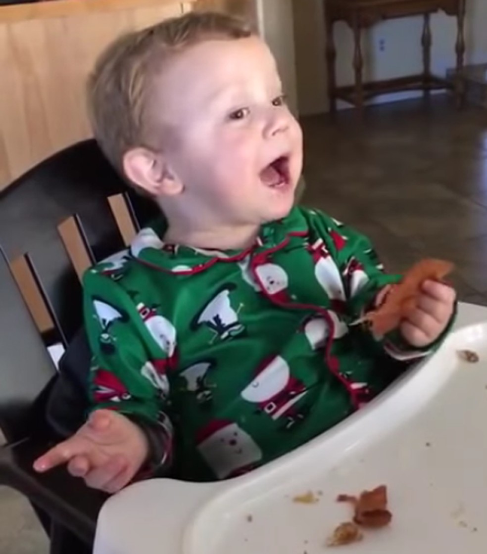 Bebê prova bacon pela primeira vez e...