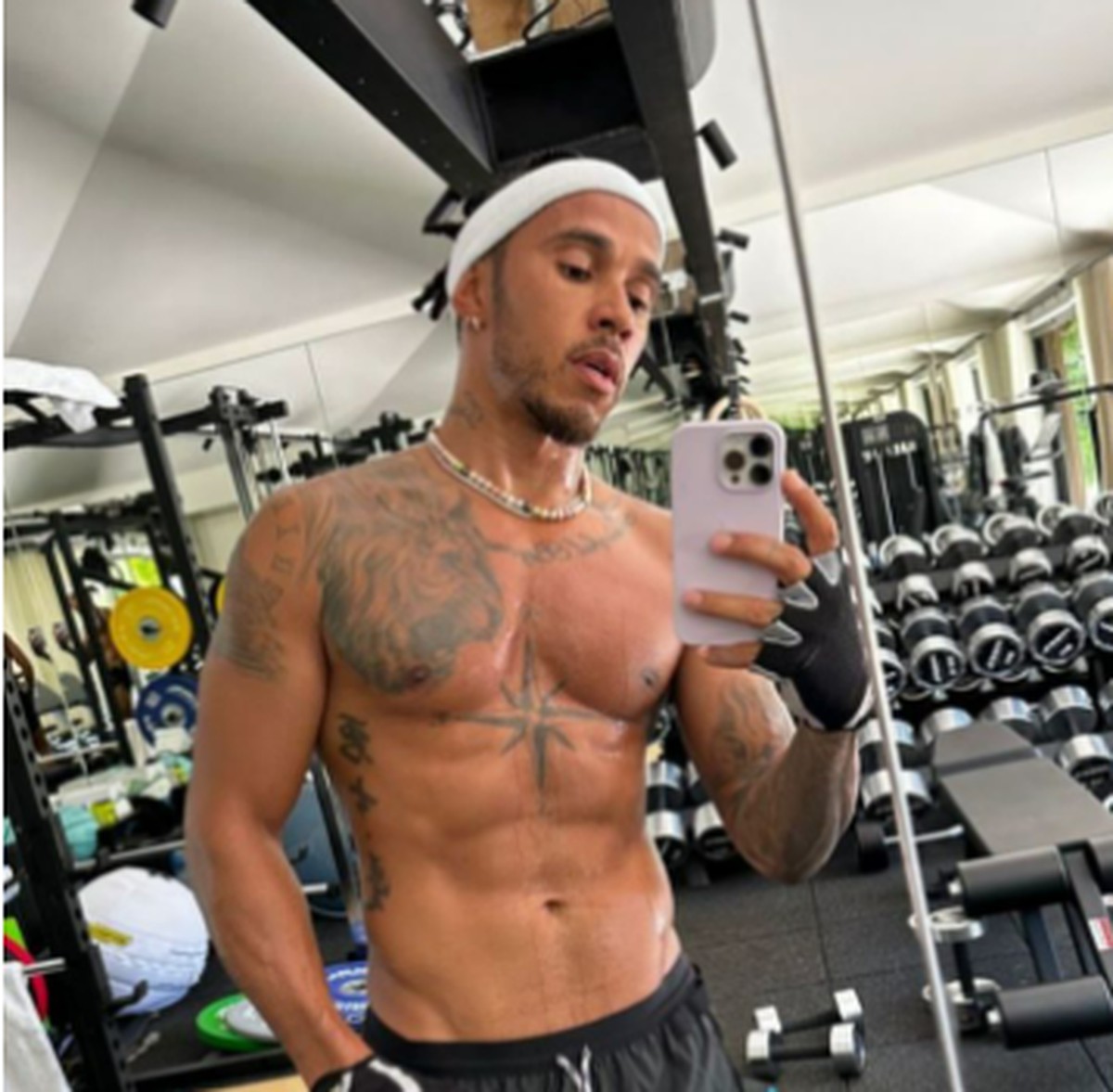 Lewis Hamilton posa sem camisa após treino e agita web