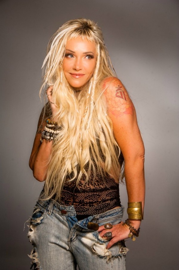 Aos 47 anos, Deborah Blando esbanja sensualidade de dreadlocks e conta ...