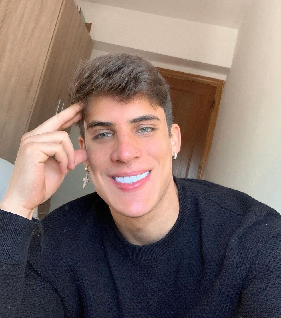 Após término conturbado, Tiago Ramos posta selfie e dispara: 'Blindado'