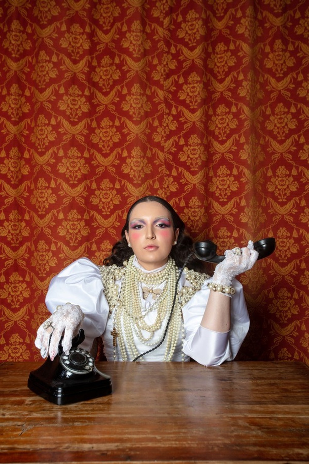 Catha distribui laços pink pelo Rio de Janeiro para lançar single de ...