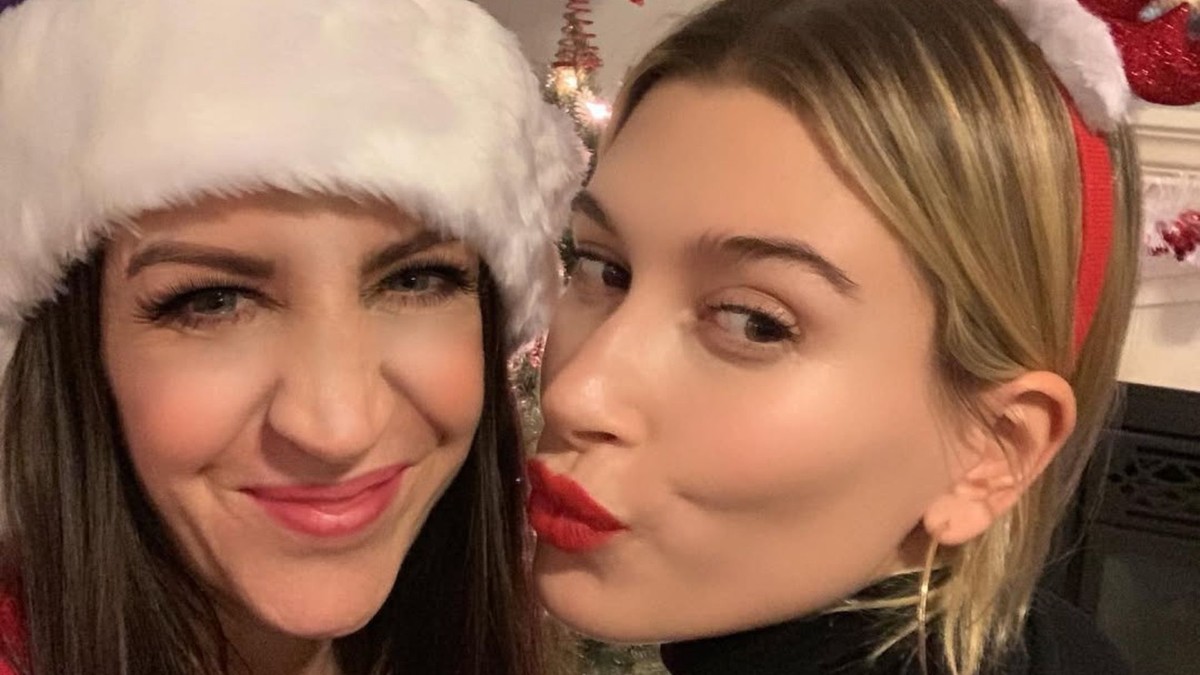 Em meio a rumores de crise no casamento, Hailey parabeniza mãe de Justin Bieber: 'Te amo muito'