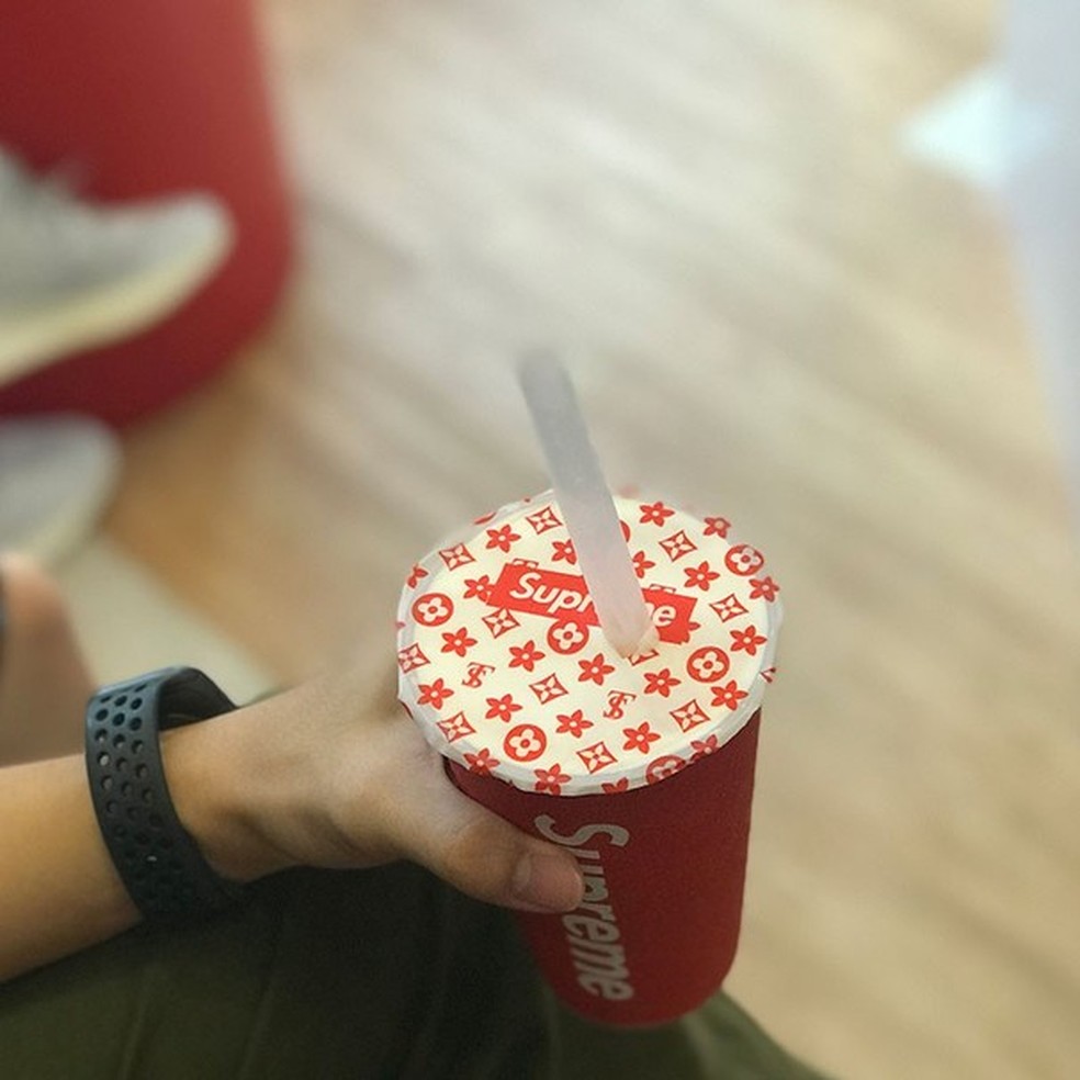 Supreme vira tema de casa de chás na China (e até os copos levam o logo ...
