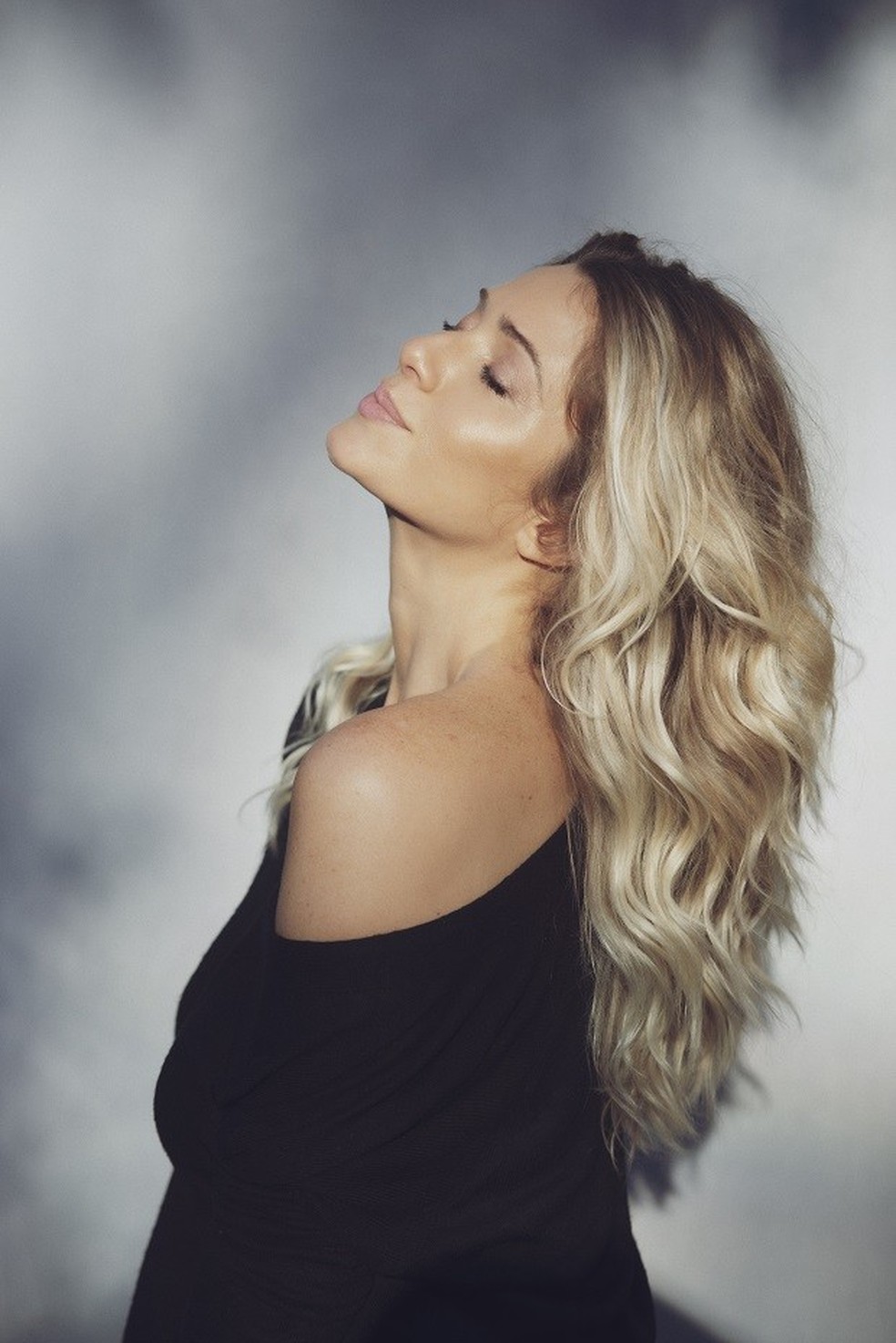 Leticia Spiller debate padrão: 'Vejo elogios sobre minha beleza na ...