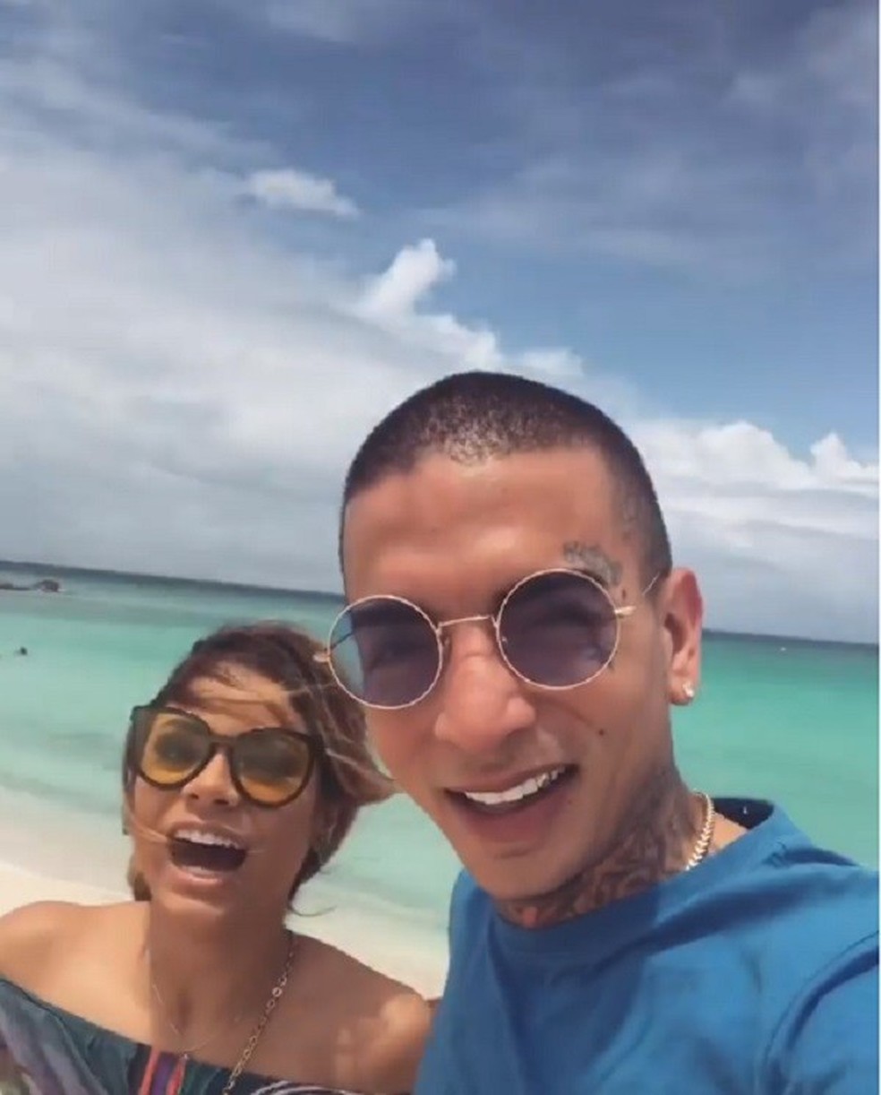 Lexa e Mc Guimê se surpreendem em praia onde aviões pousam perto ...