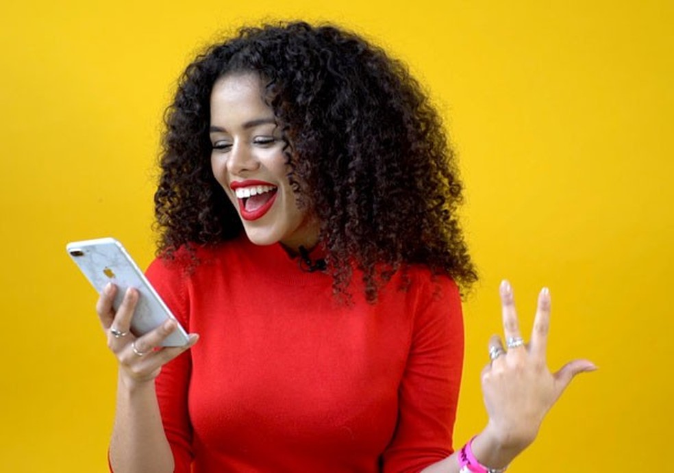 Rayza Nicácio abre seu celular e revela seus segredinhos