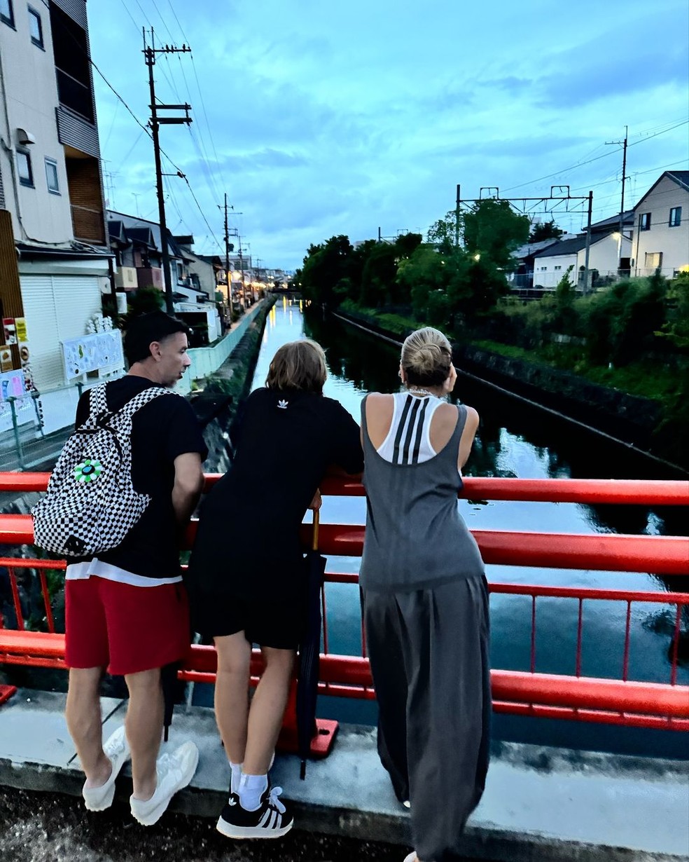 Adriane Galisteu posa com cervo e mostra passeios no Japão: 'Inesquecível'