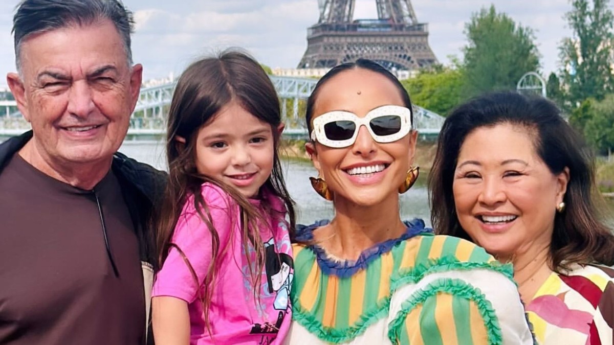 Em Paris, Sabrina Sato reúne toda família e posa em frente a Torre Eiffel