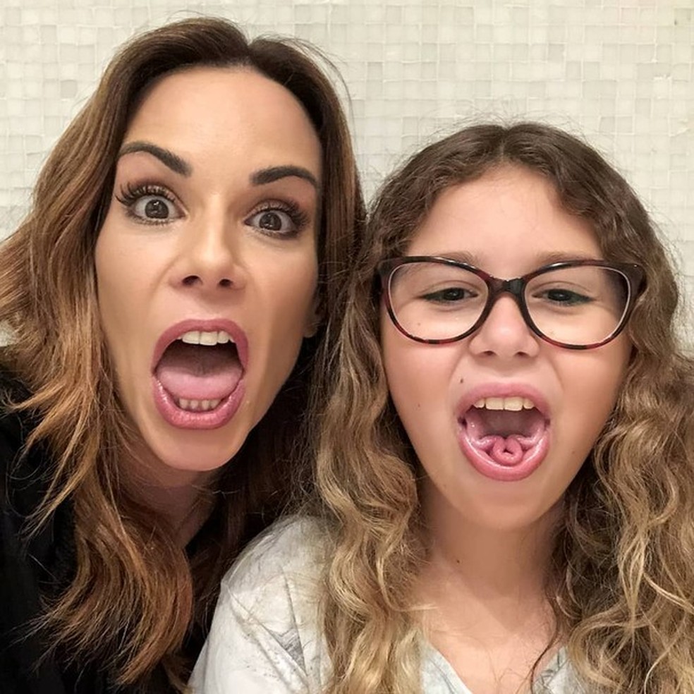 Ana Furtado tenta imitar a filha em brincadeira: 'Quem sabe fazer isso ...