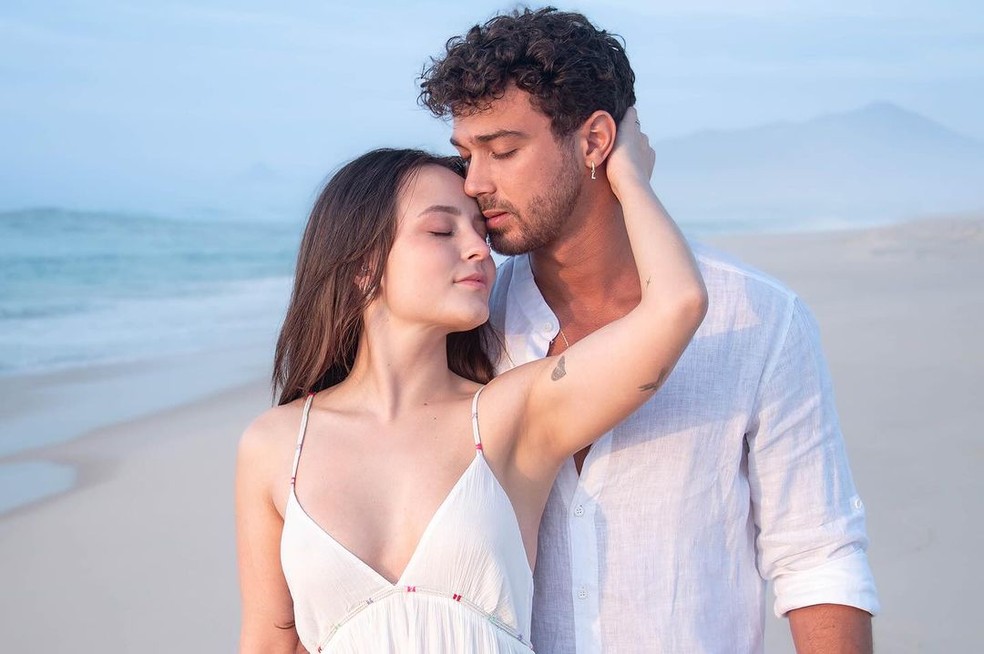 Larissa Manoela mostra novas fotos de Lua de Mel com André Luiz Frambach