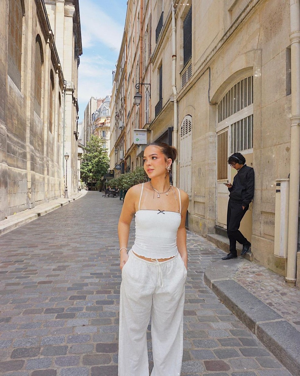Em Paris, Mel Maia usa bolsa grifada em passeio pela cidade