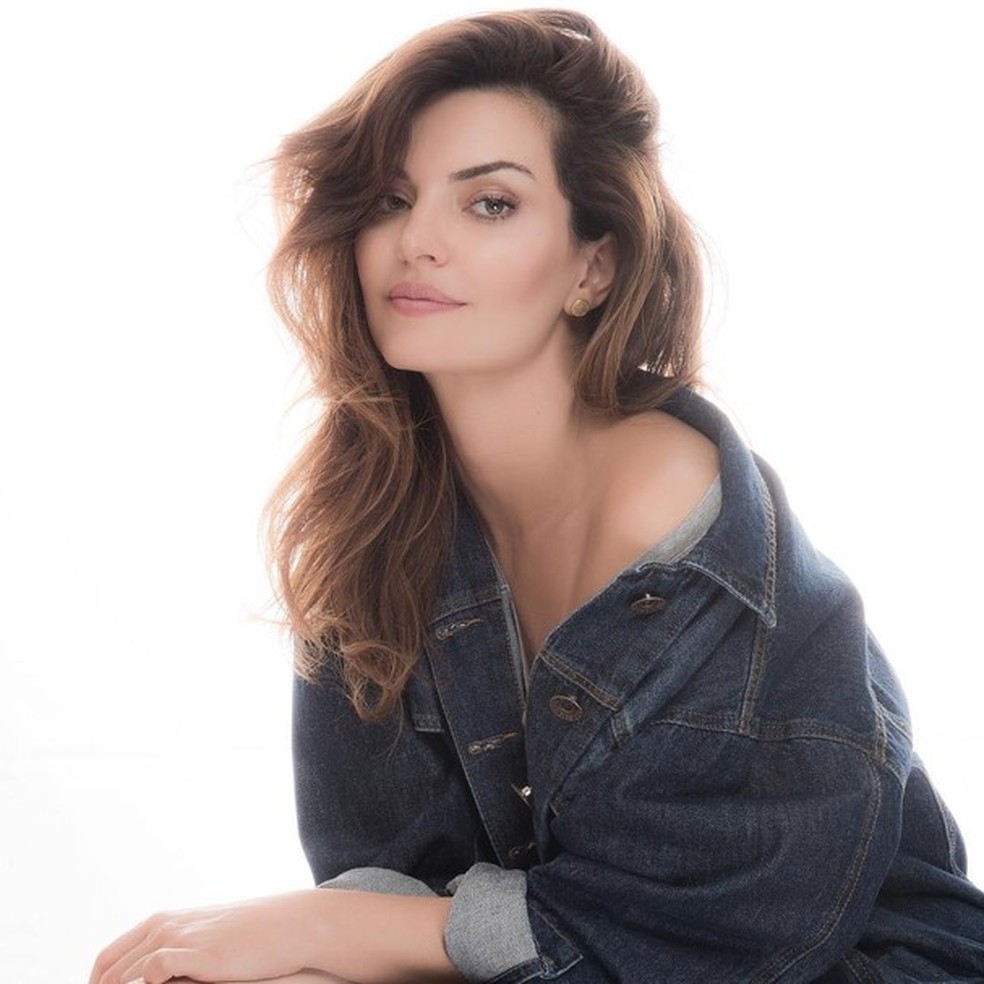 Mayana Neiva posa linda de lingerie e faz reflexão