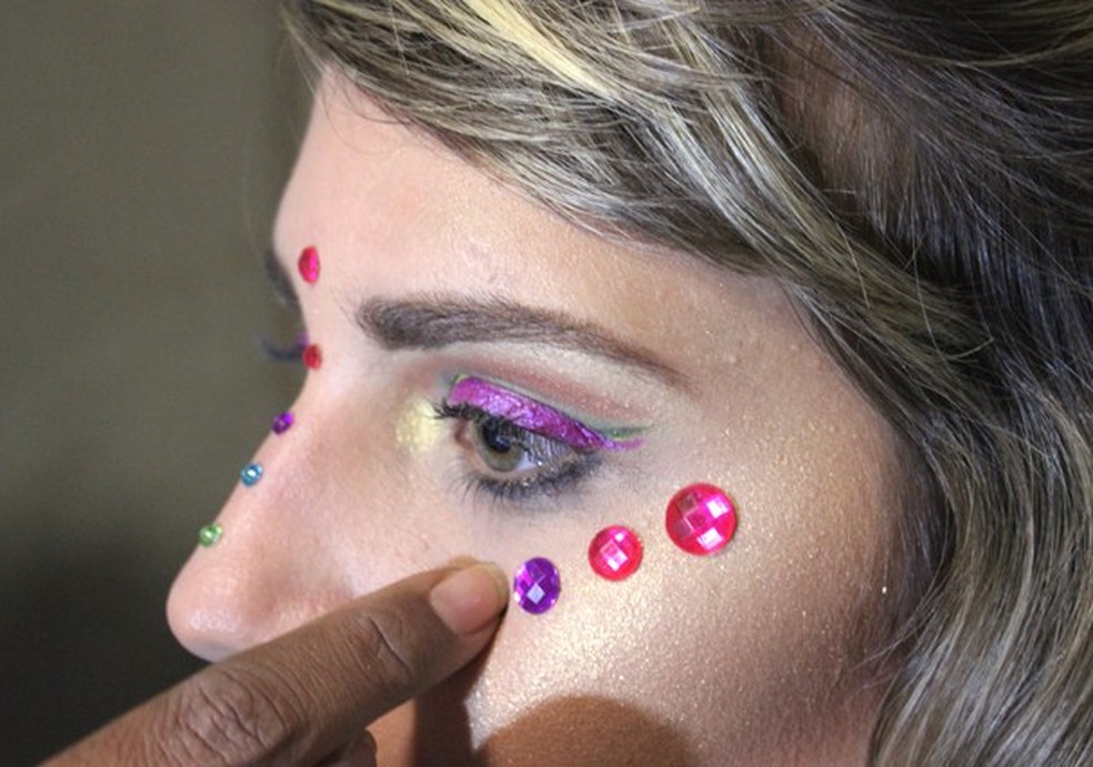 Carnaval: make colorido é pedida certa para arrasar na folia. Vem ver o ...