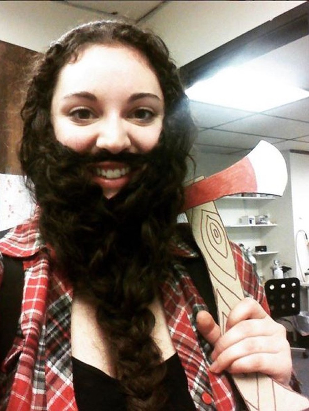 Barbadas: mulheres usam cabelo pra criar barbas e brincar nas redes sociais