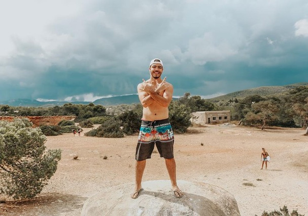 Ronald posa em Ibiza e comenta: 'O melhor da foto é a morena de fundo'