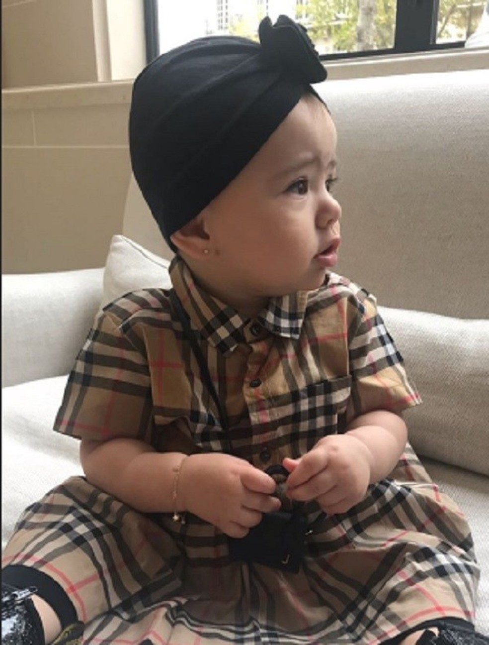 Zoe usa bolsinha de grife em Paris avaliada em R$ 1.075