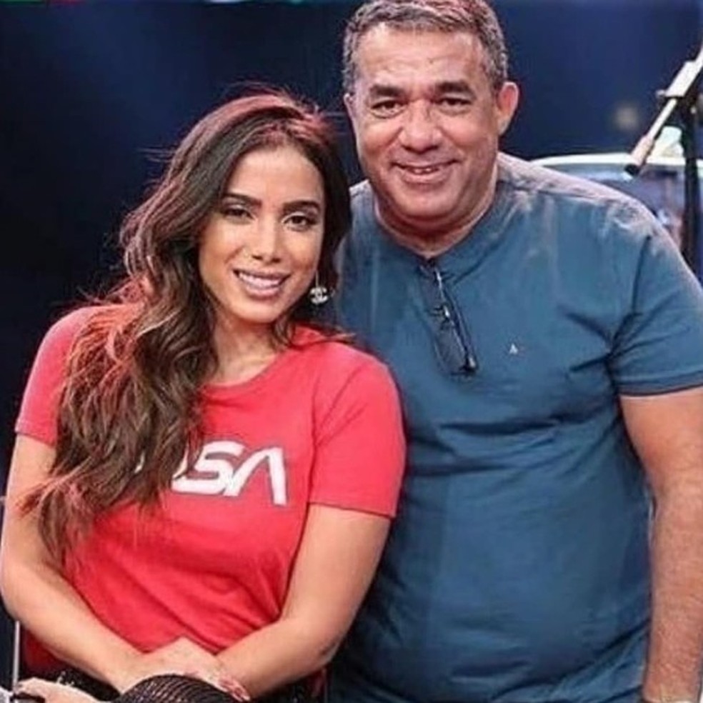 Anitta posta fotos da infância para comemorar aniversário do pai
