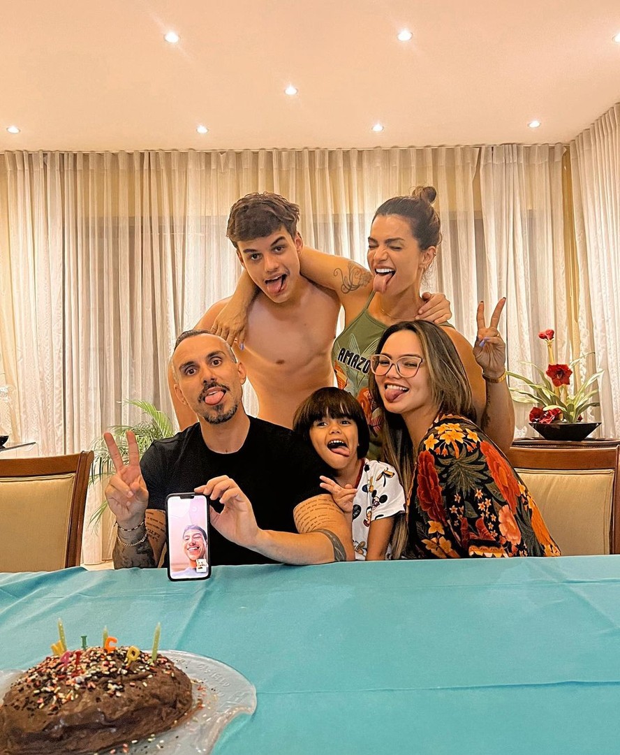 Kelly Key comemora aniversário do marido em família