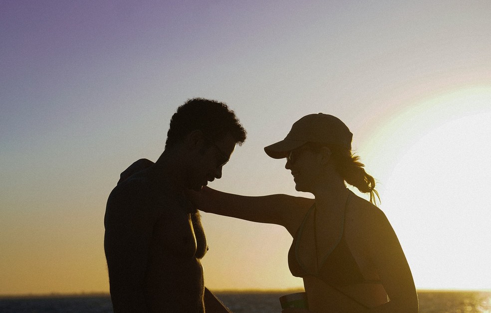 Sophia Abrahão surge em clima de romance com Sérgio Malheiros na praia