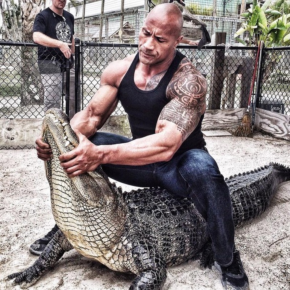 Dwayne Johnson posa com crocodilo e surpreende fãs