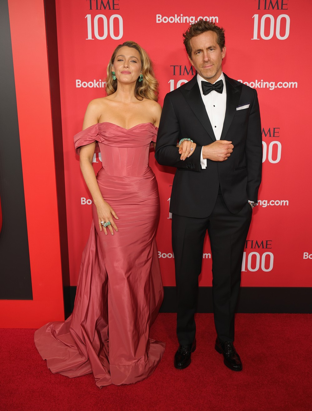 Blake Lively banca a princesa moderna ao usar vestido rosa
