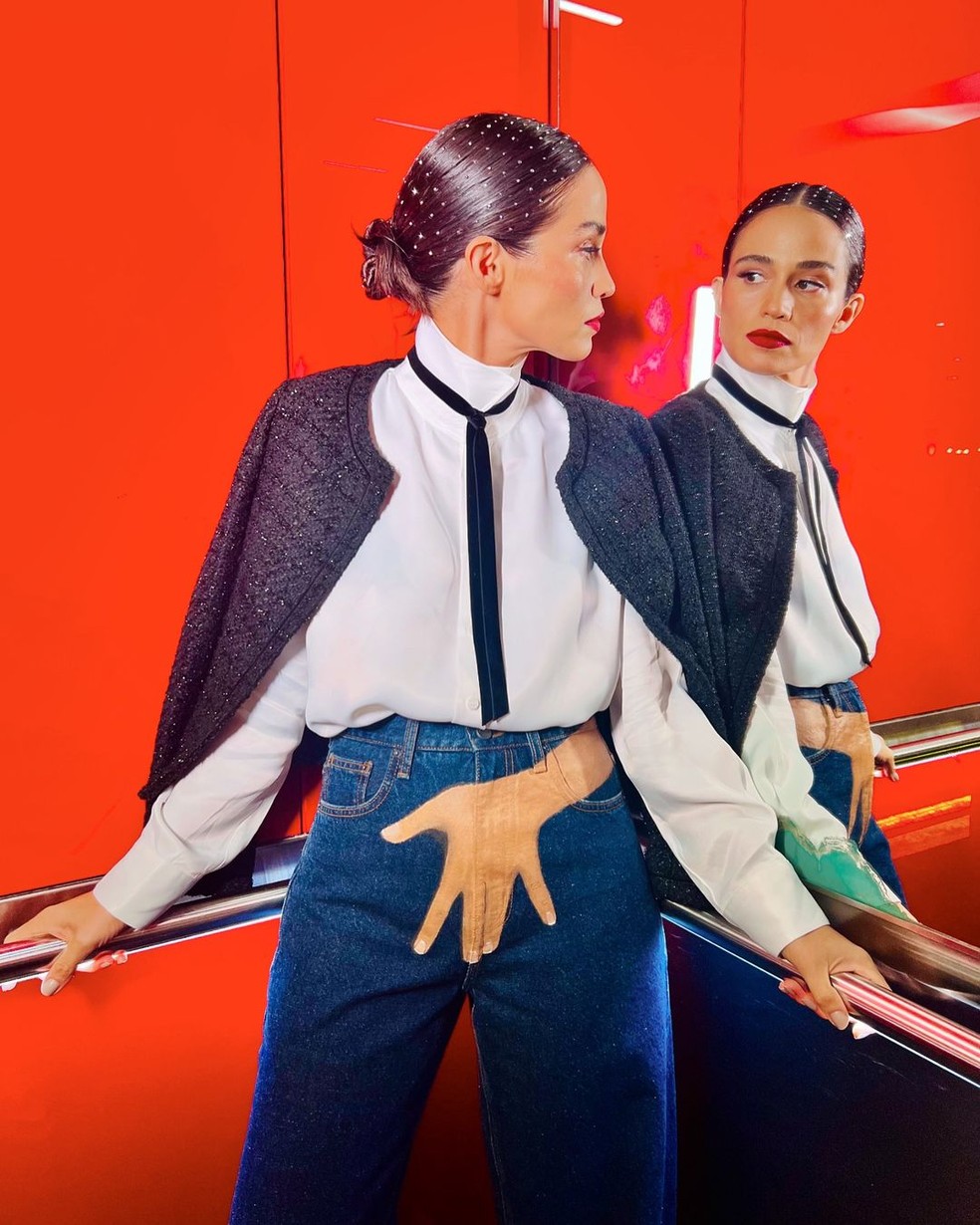 Nanda Costa brilha com cabelo polido e strass no cabelo