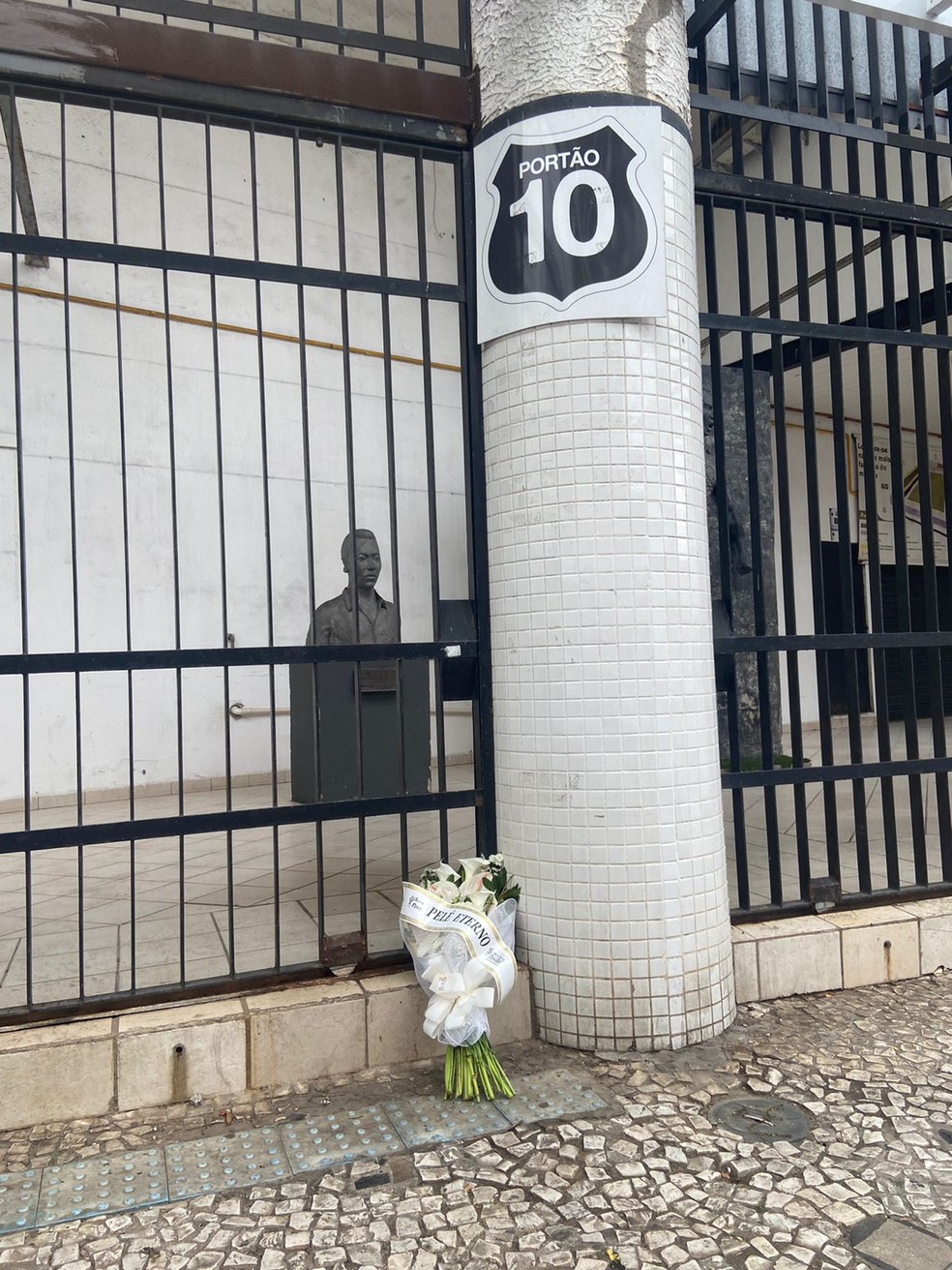 Vila Belmiro começa a receber fãs e homenagens a Pele; veja fotos!