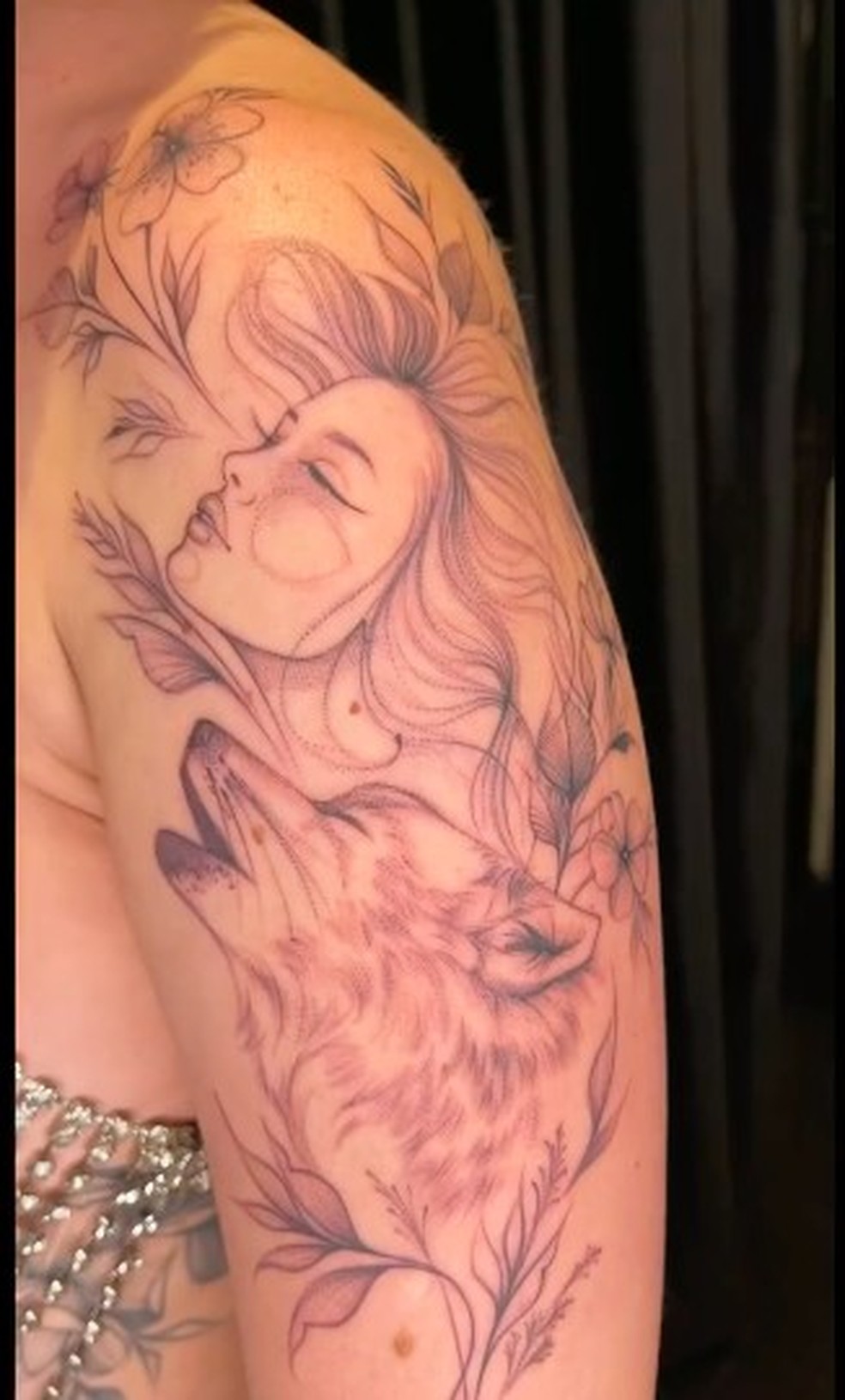 Marcela Mc Gowan faz novas tatuagens