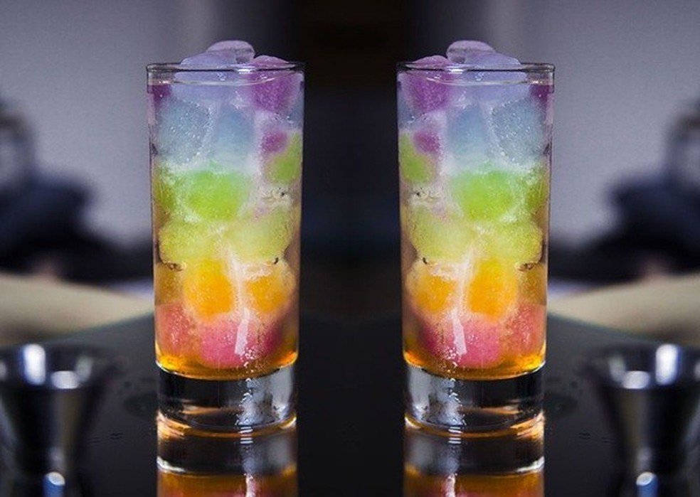 Como fazer gelos diferentões e deixar seu drink mais divertido