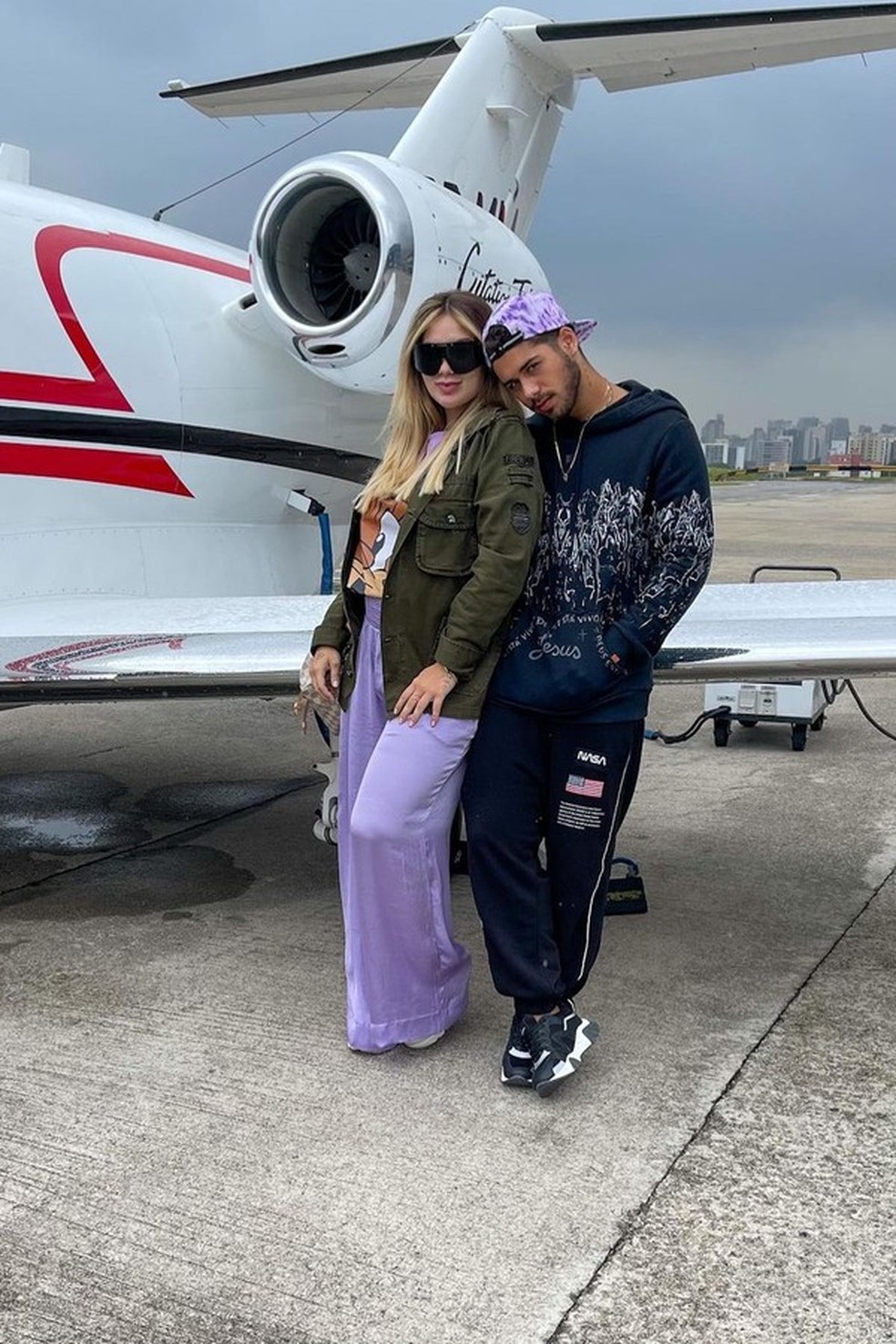 Zé Felipe e Virginia posam em jatinho: 'Partiu casa'