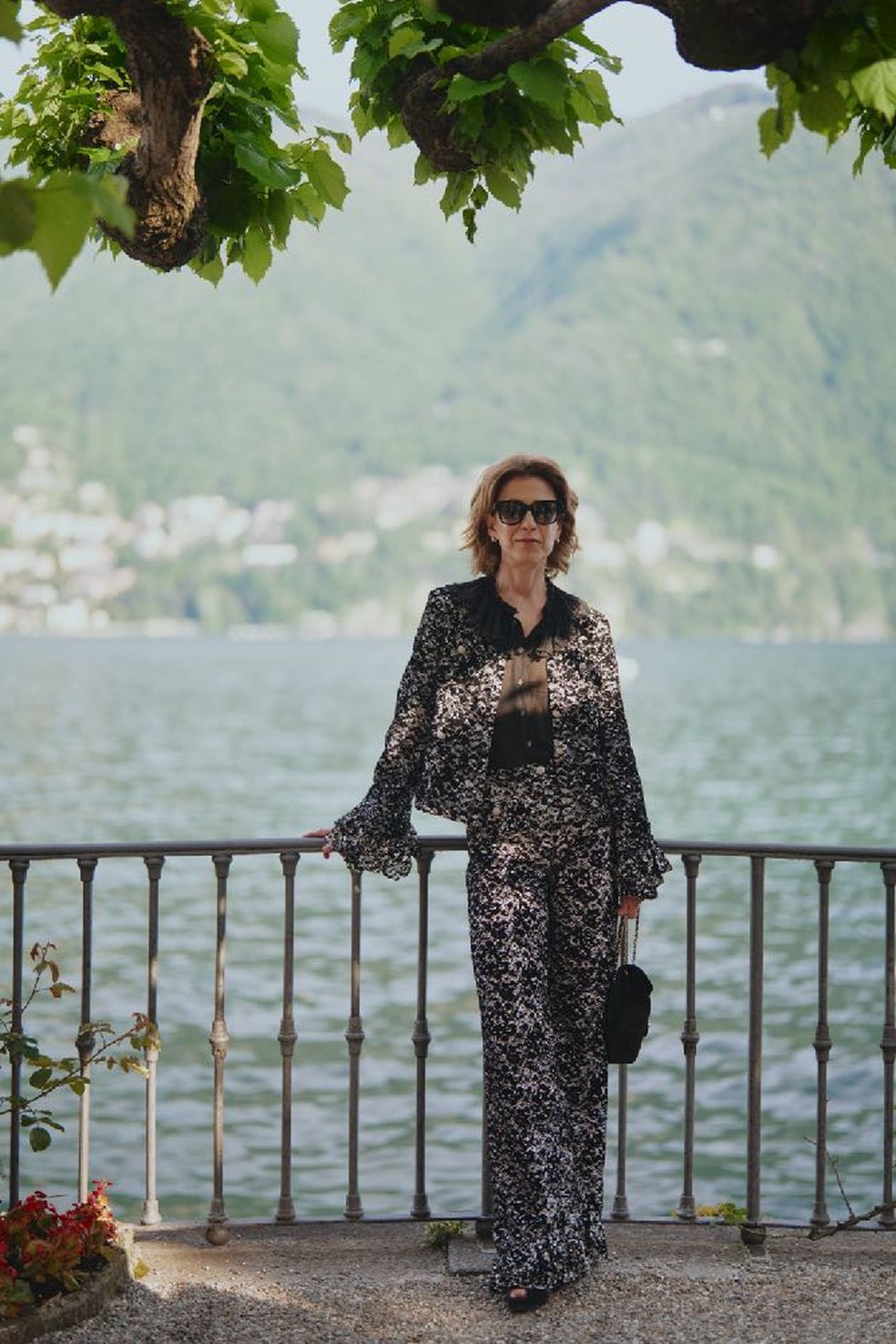 Fernanda Torres brilha em look da Chanel para desfile na Itália