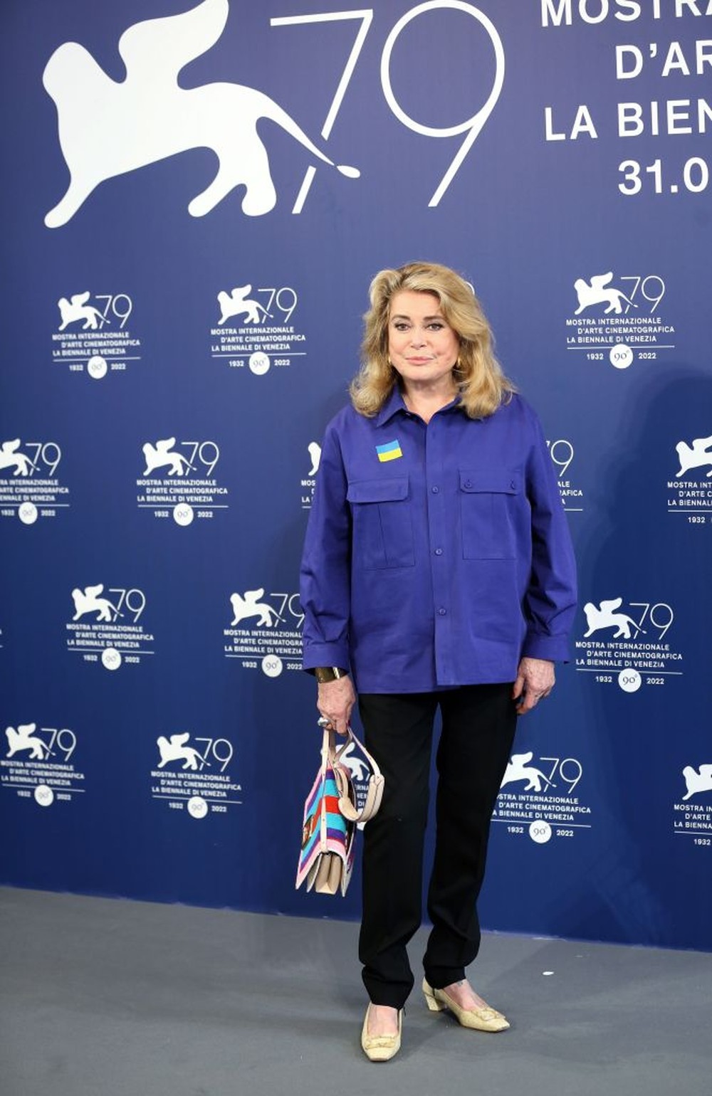 Festival de Veneza 2022: Catherine Deneuve leva adesivo da bandeira da ...